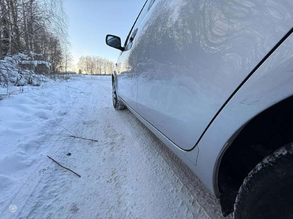 Pelēks Toyota Yaris 2007 Viļņa, ar dzinēja tilpumu 1.38 L un nobraukumu 190 tūkst. km par 2700 €, foto 10 vietnē AUTOMOTO.COM.LV