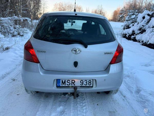 Pelēks Toyota Yaris 2007 Viļņa, ar dzinēja tilpumu 1.38 L un nobraukumu 190 tūkst. km par 2950 €, foto 4 vietnē AUTOMOTO.COM.LV