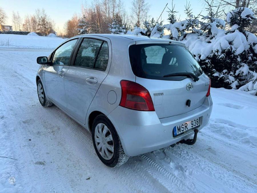 Grey Toyota Yaris 2007 in Vilnius, with an engine capacity of 1.38 L and mileage of 190 thousand km for 2950 €, photo 14 on AUTOMOTO.COM.LV
