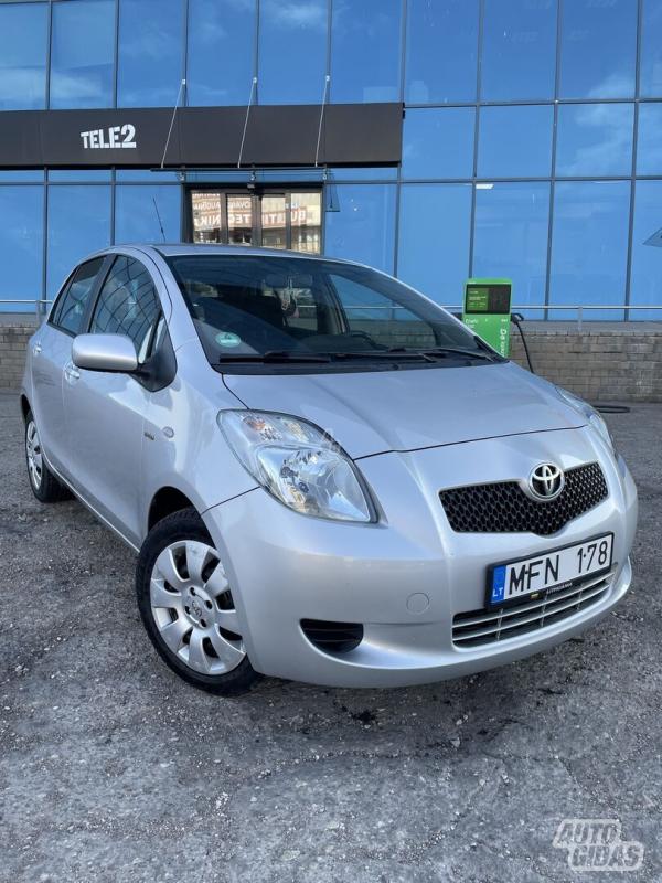 Pelēks Toyota Yaris 2007 Alīta, ar dzinēja tilpumu 1.40 L un nobraukumu 280 tūkst. km par 1800 €, foto 1 vietnē AUTOMOTO.COM.LV