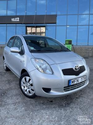 Pelēks Toyota Yaris 2007 Alīta, ar dzinēja tilpumu 1.40 L un nobraukumu 280 tūkst. km par 1800 €, foto  vietnē AUTOMOTO.COM.LV