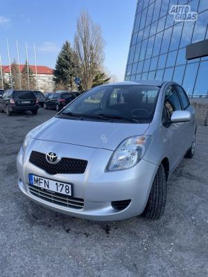 Pelēks Toyota Yaris 2007 Alīta, ar dzinēja tilpumu 1.40 L un nobraukumu 280 tūkst. km par 1800 €, foto 3 vietnē AUTOMOTO.COM.LV