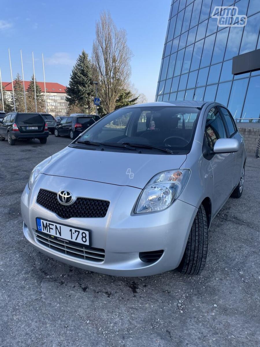Pelēks Toyota Yaris 2007 Alīta, ar dzinēja tilpumu 1.40 L un nobraukumu 280 tūkst. km par 1800 €, foto 3 vietnē AUTOMOTO.COM.LV