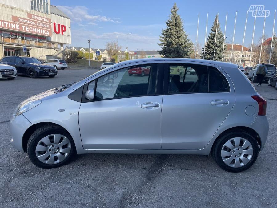 Pelēks Toyota Yaris 2007 Alīta, ar dzinēja tilpumu 1.40 L un nobraukumu 280 tūkst. km par 1800 €, foto 4 vietnē AUTOMOTO.COM.LV