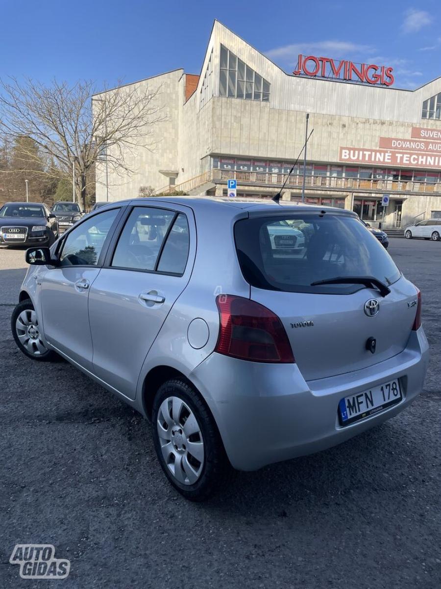 Pelēks Toyota Yaris 2007 Alīta, ar dzinēja tilpumu 1.40 L un nobraukumu 280 tūkst. km par 1800 €, foto 5 vietnē AUTOMOTO.COM.LV