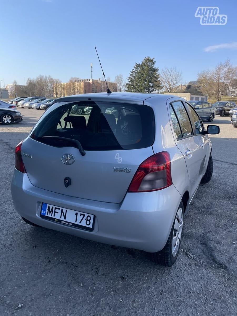 Pelēks Toyota Yaris 2007 Alīta, ar dzinēja tilpumu 1.40 L un nobraukumu 280 tūkst. km par 1800 €, foto 7 vietnē AUTOMOTO.COM.LV