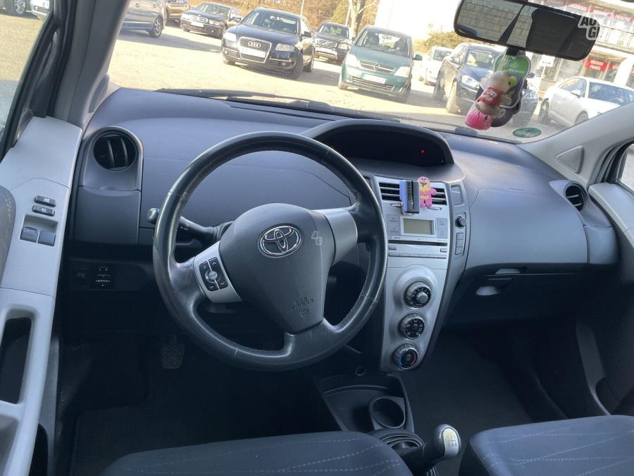 Pelēks Toyota Yaris 2007 Alīta, ar dzinēja tilpumu 1.40 L un nobraukumu 280 tūkst. km par 1800 €, foto 12 vietnē AUTOMOTO.COM.LV