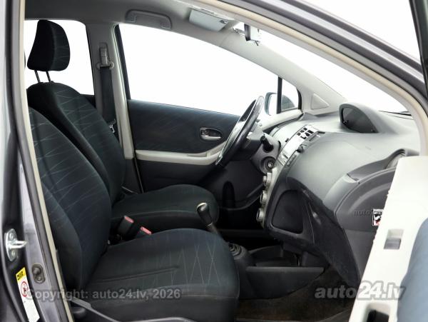 Pelēks Toyota Yaris 2007 Tallina, ar dzinēja tilpumu 1.30 L un nobraukumu 269 tūkst. km par 1499 €, foto 6 vietnē AUTOMOTO.COM.LV