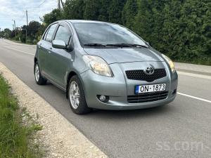 Pelēks Toyota Yaris 2007 Ogre, ar dzinēja tilpumu 1.30 L un nobraukumu 155 tūkst. km par 1950 €, foto 3 vietnē AUTOMOTO.COM.LV