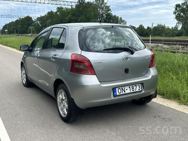 Pelēks Toyota Yaris 2007 Ogre, ar dzinēja tilpumu 1.30 L un nobraukumu 155 tūkst. km par 1950 €, foto 3 vietnē AUTOMOTO.COM.LV