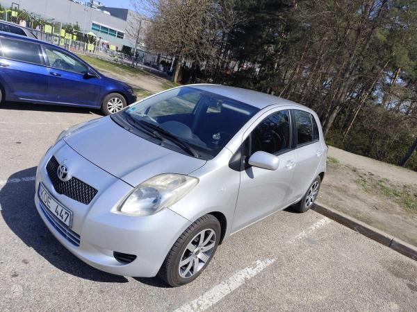 Pelēks Toyota Yaris 2007 Viļņa, ar dzinēja tilpumu 1.36 L un nobraukumu 257 tūkst. km par 700 €, foto 1 vietnē AUTOMOTO.COM.LV
