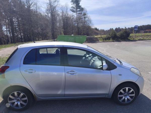 Pelēks Toyota Yaris 2007 Viļņa, ar dzinēja tilpumu 1.36 L un nobraukumu 257 tūkst. km par 700 €, foto 3 vietnē AUTOMOTO.COM.LV