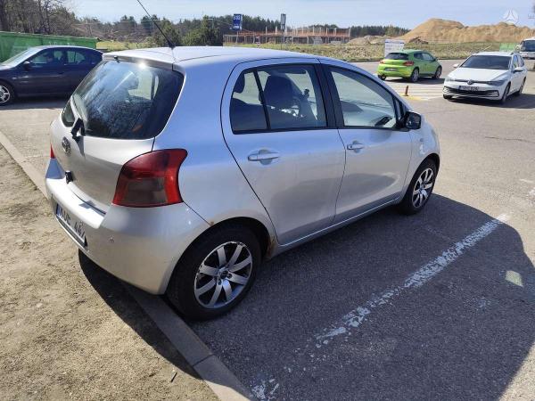 Pelēks Toyota Yaris 2007 Viļņa, ar dzinēja tilpumu 1.36 L un nobraukumu 257 tūkst. km par 700 €, foto 4 vietnē AUTOMOTO.COM.LV