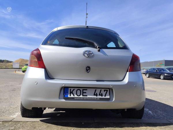 Pelēks Toyota Yaris 2007 Viļņa, ar dzinēja tilpumu 1.36 L un nobraukumu 257 tūkst. km par 700 €, foto 5 vietnē AUTOMOTO.COM.LV