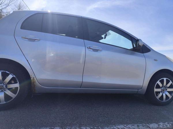 Pelēks Toyota Yaris 2007 Viļņa, ar dzinēja tilpumu 1.36 L un nobraukumu 257 tūkst. km par 700 €, foto 6 vietnē AUTOMOTO.COM.LV