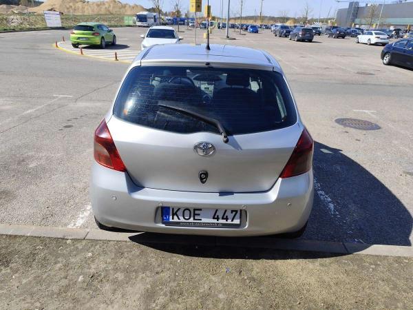 Pelēks Toyota Yaris 2007 Viļņa, ar dzinēja tilpumu 1.36 L un nobraukumu 257 tūkst. km par 700 €, foto 10 vietnē AUTOMOTO.COM.LV