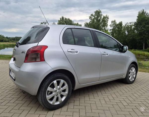 Grey Toyota Yaris 2007 in Utena, with an engine capacity of 1.00 L and mileage of 100 thousand km for 1750 €, photo 9 on AUTOMOTO.COM.LV