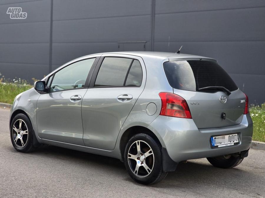 Pelēks Toyota Yaris 2007 Viļņa, ar dzinēja tilpumu 1.30 L un nobraukumu 110 tūkst. km par 2500 €, foto 6 vietnē AUTOMOTO.COM.LV