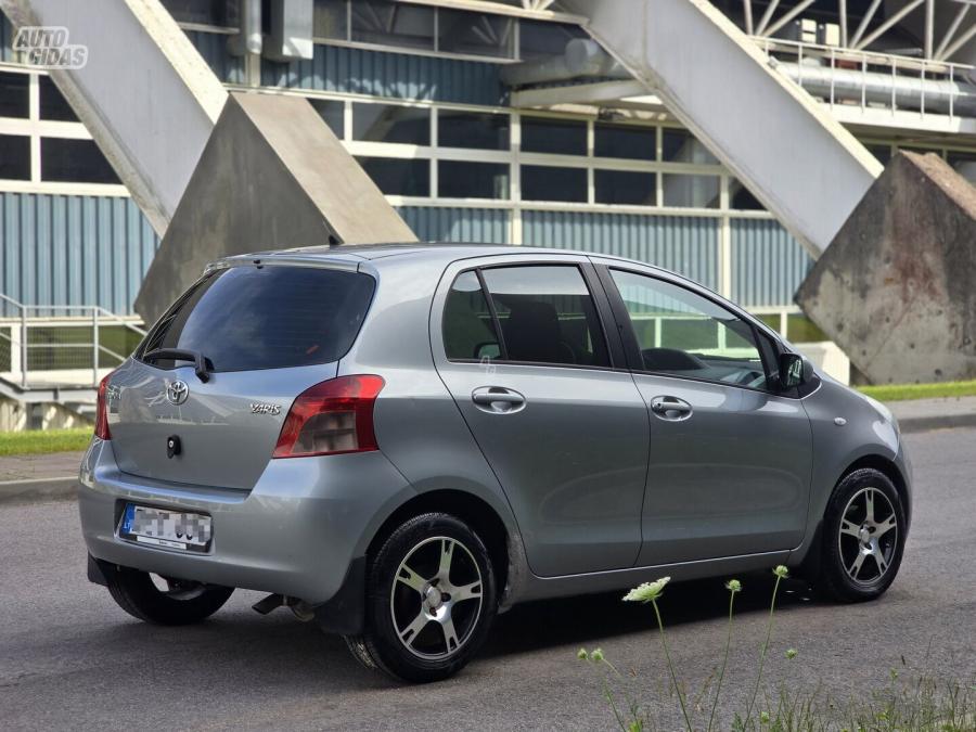 Pelēks Toyota Yaris 2007 Viļņa, ar dzinēja tilpumu 1.30 L un nobraukumu 110 tūkst. km par 2500 €, foto 7 vietnē AUTOMOTO.COM.LV