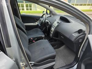 Pelēks Toyota Yaris 2007 Viļņa, ar dzinēja tilpumu 1.30 L un nobraukumu 110 tūkst. km par 2500 €, foto 12 vietnē AUTOMOTO.COM.LV