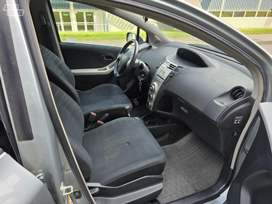 Pelēks Toyota Yaris 2007 Viļņa, ar dzinēja tilpumu 1.30 L un nobraukumu 110 tūkst. km par 2500 €, foto 12 vietnē AUTOMOTO.COM.LV