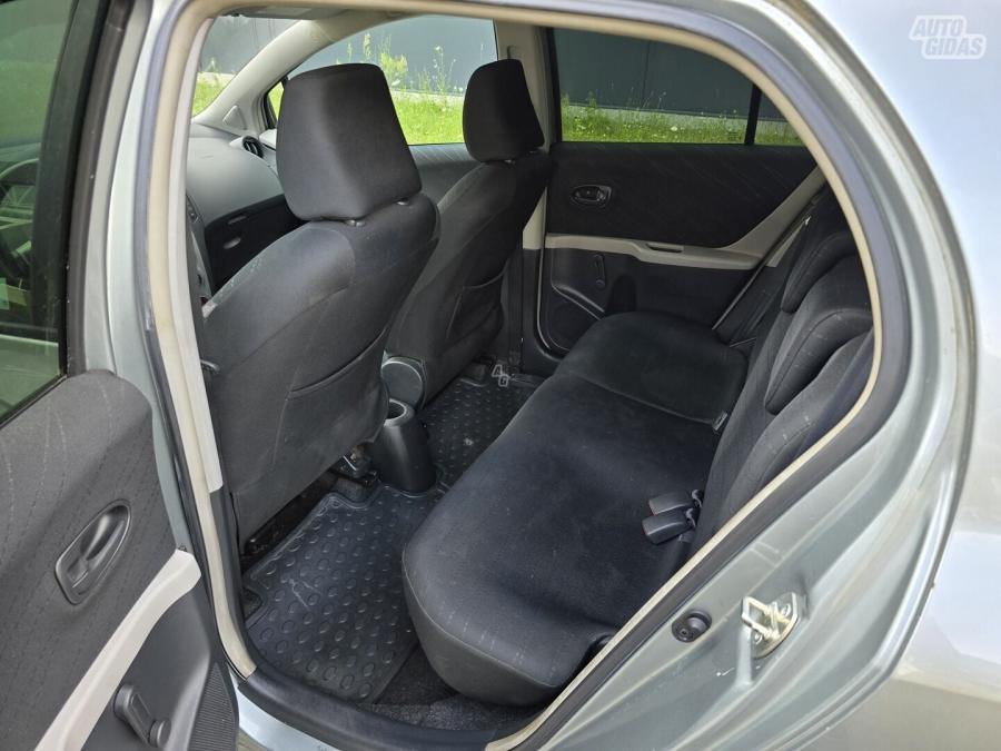 Pelēks Toyota Yaris 2007 Viļņa, ar dzinēja tilpumu 1.30 L un nobraukumu 110 tūkst. km par 2500 €, foto 13 vietnē AUTOMOTO.COM.LV
