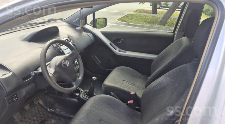 Pelēks Toyota Yaris 2007 Rīga, ar dzinēja tilpumu 1.30 L un nobraukumu 350 tūkst. km par 1050 €, foto 7 vietnē AUTOMOTO.COM.LV