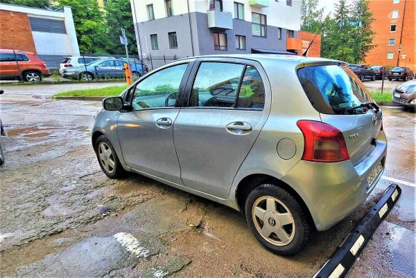 Grey Toyota Yaris 2007 in Kaunas, with an engine capacity of 1.40 L and mileage of 212 thousand km for 1700 €, photo 4 on AUTOMOTO.COM.LV