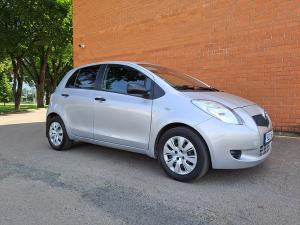 Grey Toyota Yaris 2007 in Tallinn, with an engine capacity of 1.40 L and mileage of 184 thousand km for 2200 €, photo  on AUTOMOTO.COM.LV
