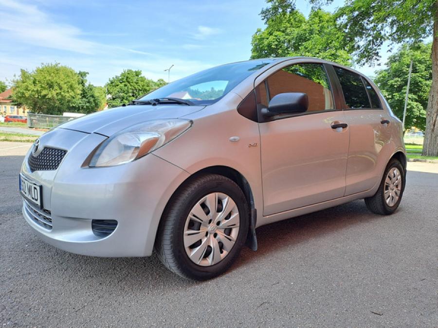 Pelēks Toyota Yaris 2007 Tallina, ar dzinēja tilpumu 1.40 L un nobraukumu 184 tūkst. km par 2200 €, foto 3 vietnē AUTOMOTO.COM.LV