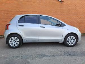 Pelēks Toyota Yaris 2007 Tallina, ar dzinēja tilpumu 1.40 L un nobraukumu 184 tūkst. km par 2200 €, foto 4 vietnē AUTOMOTO.COM.LV