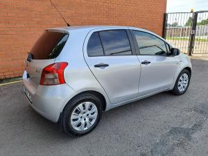 Pelēks Toyota Yaris 2007 Tallina, ar dzinēja tilpumu 1.40 L un nobraukumu 184 tūkst. km par 2200 €, foto 5 vietnē AUTOMOTO.COM.LV