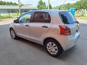 Pelēks Toyota Yaris 2007 Tallina, ar dzinēja tilpumu 1.40 L un nobraukumu 184 tūkst. km par 2200 €, foto 6 vietnē AUTOMOTO.COM.LV