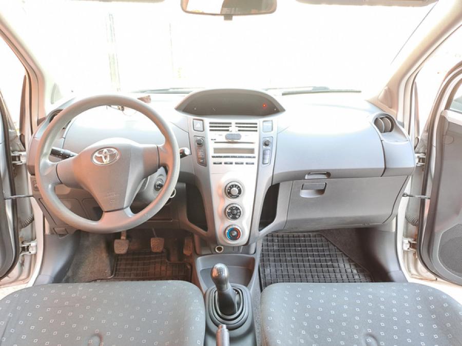 Pelēks Toyota Yaris 2007 Tallina, ar dzinēja tilpumu 1.40 L un nobraukumu 184 tūkst. km par 2200 €, foto 7 vietnē AUTOMOTO.COM.LV
