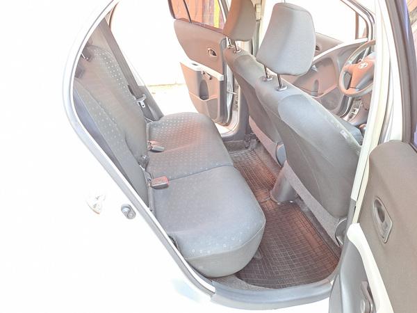 Grey Toyota Yaris 2007 in Tallinn, with an engine capacity of 1.40 L and mileage of 184 thousand km for 2200 €, photo 8 on AUTOMOTO.COM.LV
