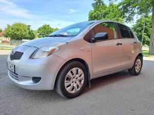 Pelēks Toyota Yaris 2007 Tallina, ar dzinēja tilpumu 1.40 L un nobraukumu 184 tūkst. km par 2200 €, foto 11 vietnē AUTOMOTO.COM.LV