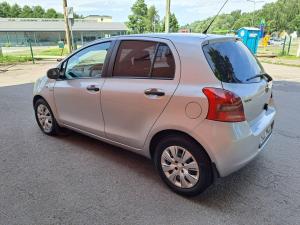 Pelēks Toyota Yaris 2007 Tallina, ar dzinēja tilpumu 1.40 L un nobraukumu 184 tūkst. km par 2200 €, foto 14 vietnē AUTOMOTO.COM.LV