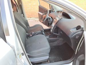 Pelēks Toyota Yaris 2007 Tallina, ar dzinēja tilpumu 1.40 L un nobraukumu 184 tūkst. km par 2200 €, foto 16 vietnē AUTOMOTO.COM.LV