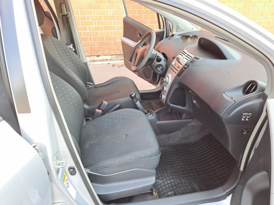 Pelēks Toyota Yaris 2007 Tallina, ar dzinēja tilpumu 1.40 L un nobraukumu 184 tūkst. km par 2200 €, foto 16 vietnē AUTOMOTO.COM.LV