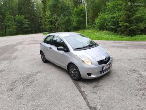 Pelēks Toyota Yaris 2007 Alīta, ar dzinēja tilpumu 1.00 L un nobraukumu 337 tūkst. km par 530 €, foto  vietnē AUTOMOTO.COM.LV