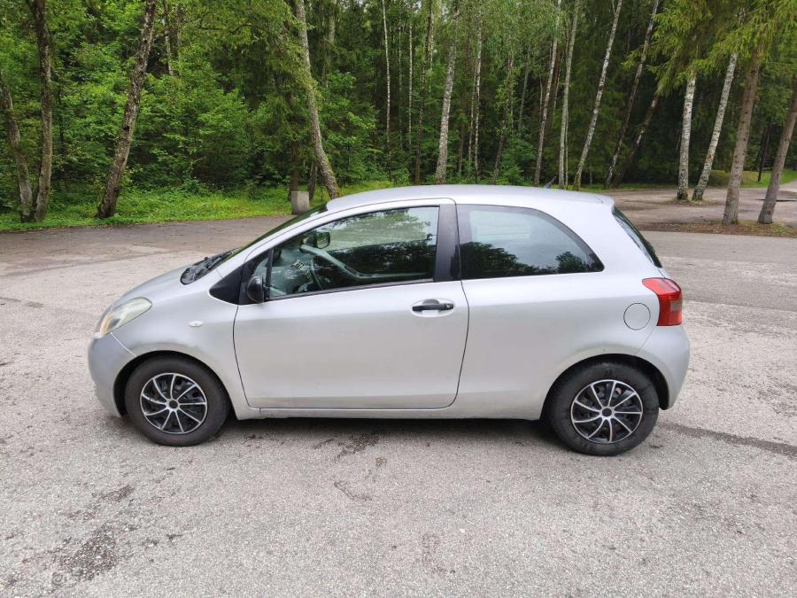 Grey Toyota Yaris 2007 in Alytus, with an engine capacity of 1.00 L and mileage of 337 thousand km for 530 €, photo 6 on AUTOMOTO.COM.LV