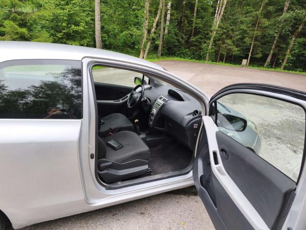 Pelēks Toyota Yaris 2007 Alīta, ar dzinēja tilpumu 1.00 L un nobraukumu 337 tūkst. km par 530 €, foto 7 vietnē AUTOMOTO.COM.LV