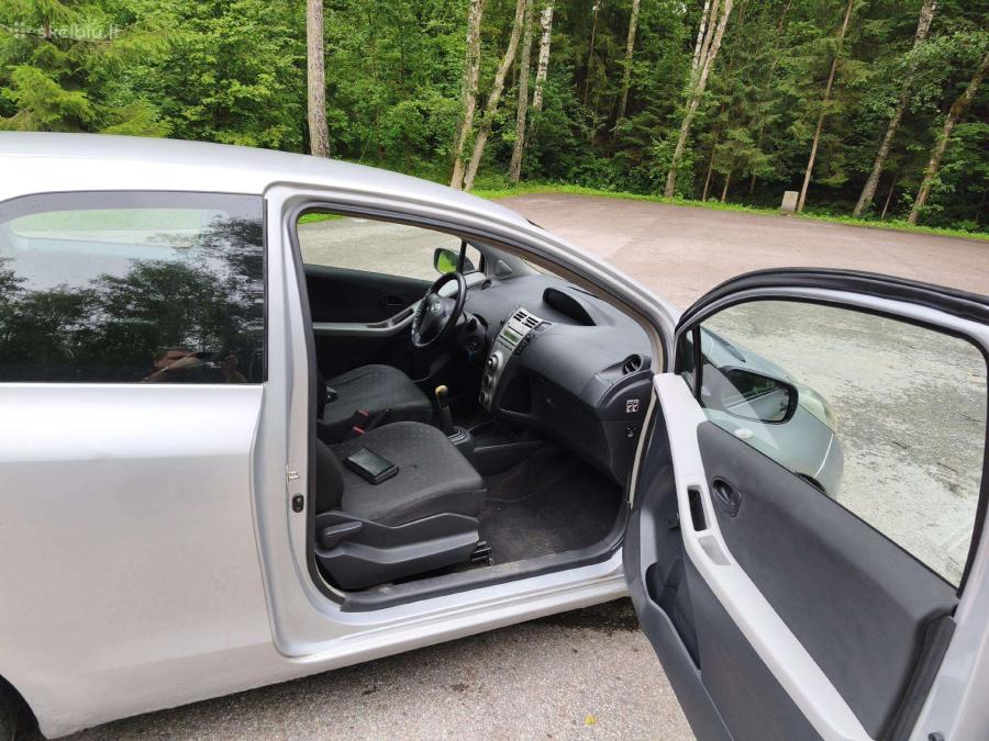 Grey Toyota Yaris 2007 in Alytus, with an engine capacity of 1.00 L and mileage of 337 thousand km for 530 €, photo 8 on AUTOMOTO.COM.LV
