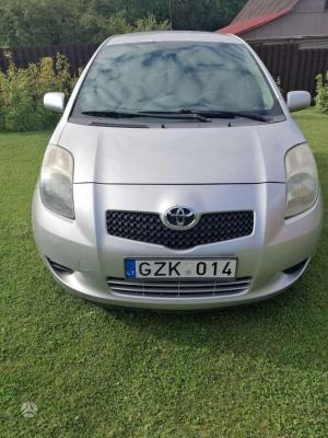 Pelēks Toyota Yaris 2007 Viļņa, ar dzinēja tilpumu 1.30 L un nobraukumu 104 tūkst. km par 3200 €, foto  vietnē AUTOMOTO.COM.LV
