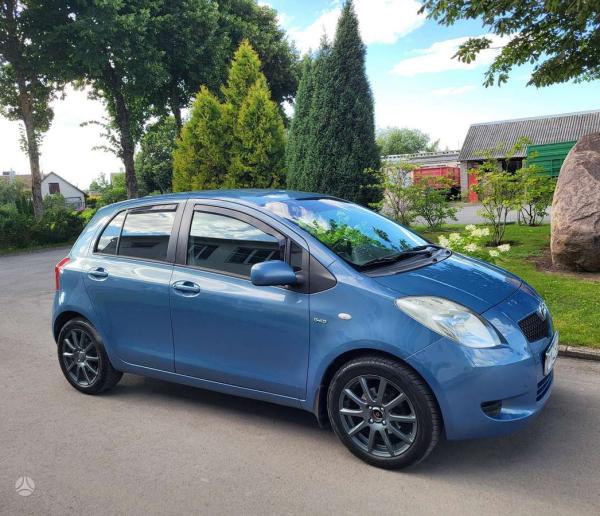 Grey Toyota Yaris 2007 in Siauliai, with an engine capacity of 1.40 L and mileage of 263 thousand km for 2350 €, photo 1 on AUTOMOTO.COM.LV