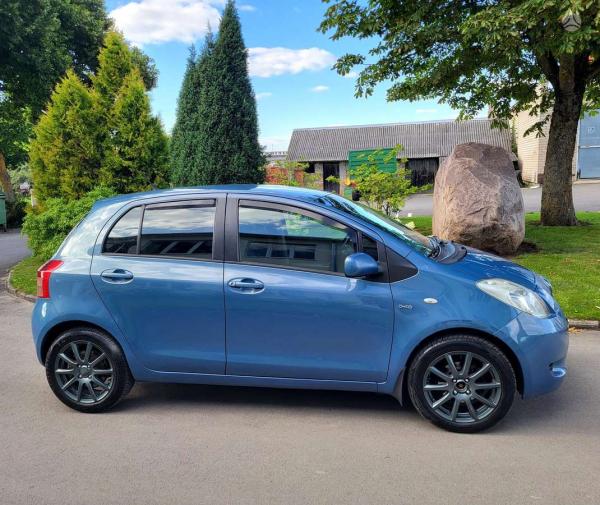 Grey Toyota Yaris 2007 in Siauliai, with an engine capacity of 1.40 L and mileage of 263 thousand km for 2350 €, photo 3 on AUTOMOTO.COM.LV