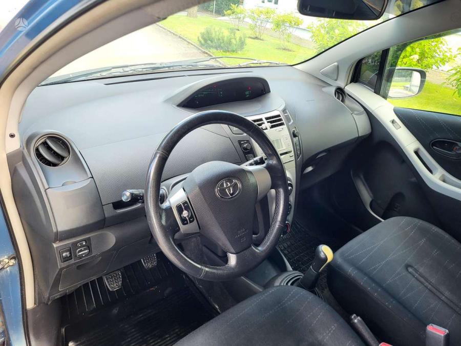 Pelēks Toyota Yaris 2007 Šauļi, ar dzinēja tilpumu 1.40 L un nobraukumu 263 tūkst. km par 2350 €, foto 8 vietnē AUTOMOTO.COM.LV