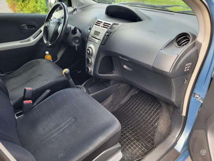 Pelēks Toyota Yaris 2007 Šauļi, ar dzinēja tilpumu 1.40 L un nobraukumu 263 tūkst. km par 2350 €, foto 9 vietnē AUTOMOTO.COM.LV