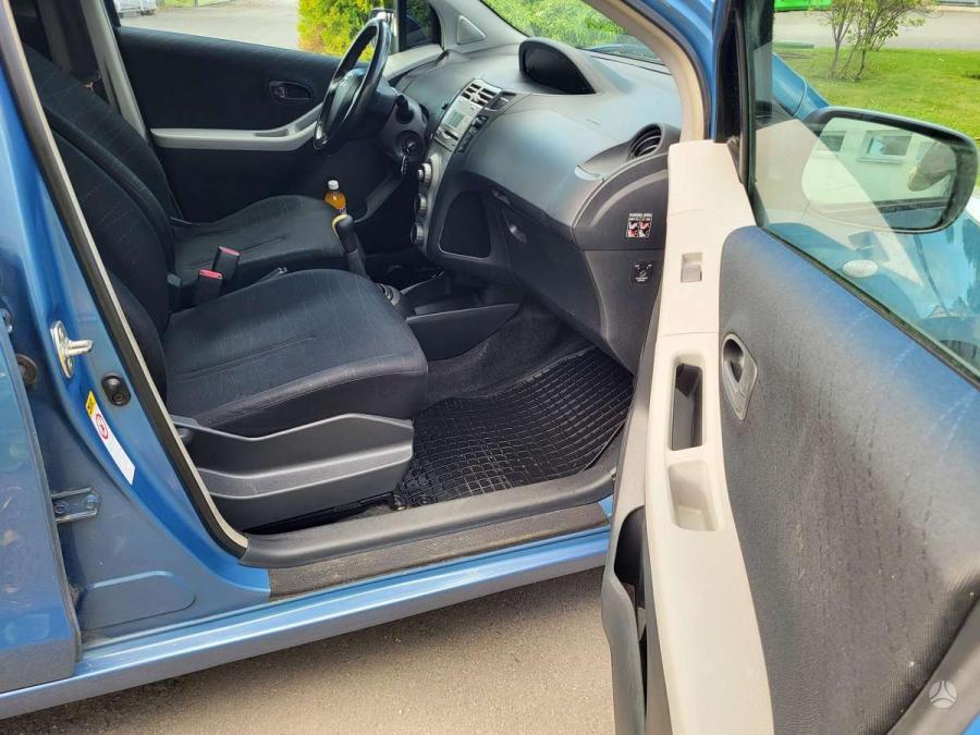 Pelēks Toyota Yaris 2007 Šauļi, ar dzinēja tilpumu 1.40 L un nobraukumu 263 tūkst. km par 2350 €, foto 20 vietnē AUTOMOTO.COM.LV