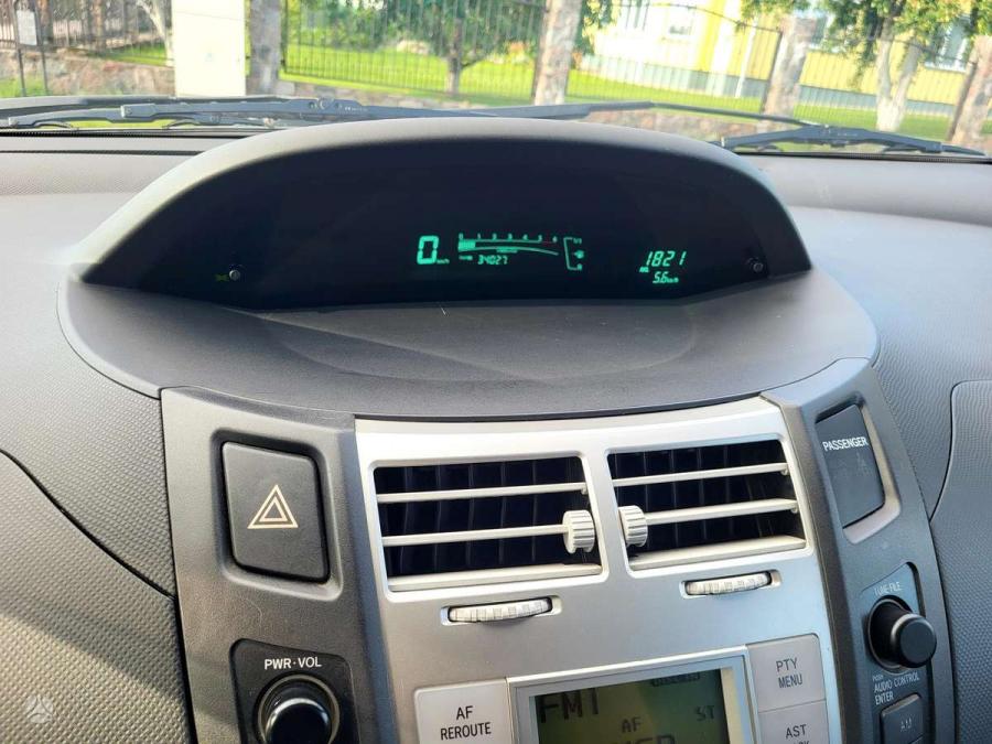 Pelēks Toyota Yaris 2007 Šauļi, ar dzinēja tilpumu 1.40 L un nobraukumu 263 tūkst. km par 2350 €, foto 24 vietnē AUTOMOTO.COM.LV